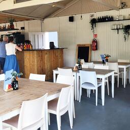 Nieuwe zomerbar Bar Brique opent langs het water in Sint-Lenaarts | GVA